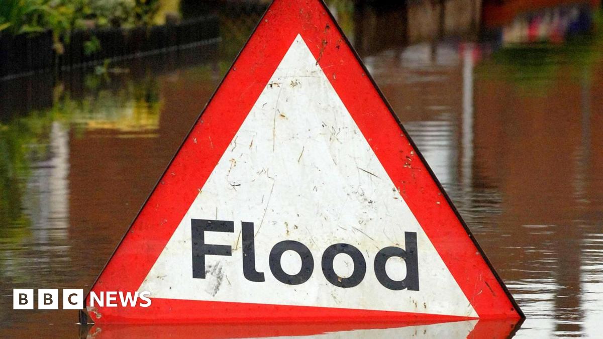 Felixstowe flood warning issued as high spring tides continue - BBC News