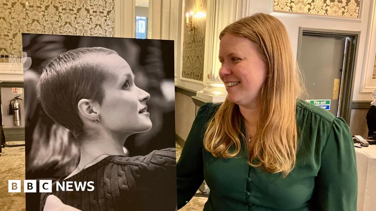 Liz Hatton: Family gather to celebrate teen photographer's life - BBC News