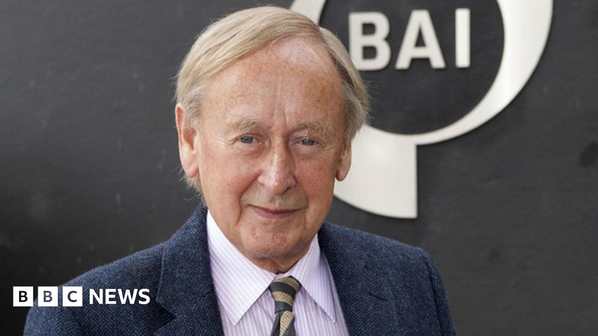 Radio Ulster broadcaster Walter Love dies aged 88 - BBC News