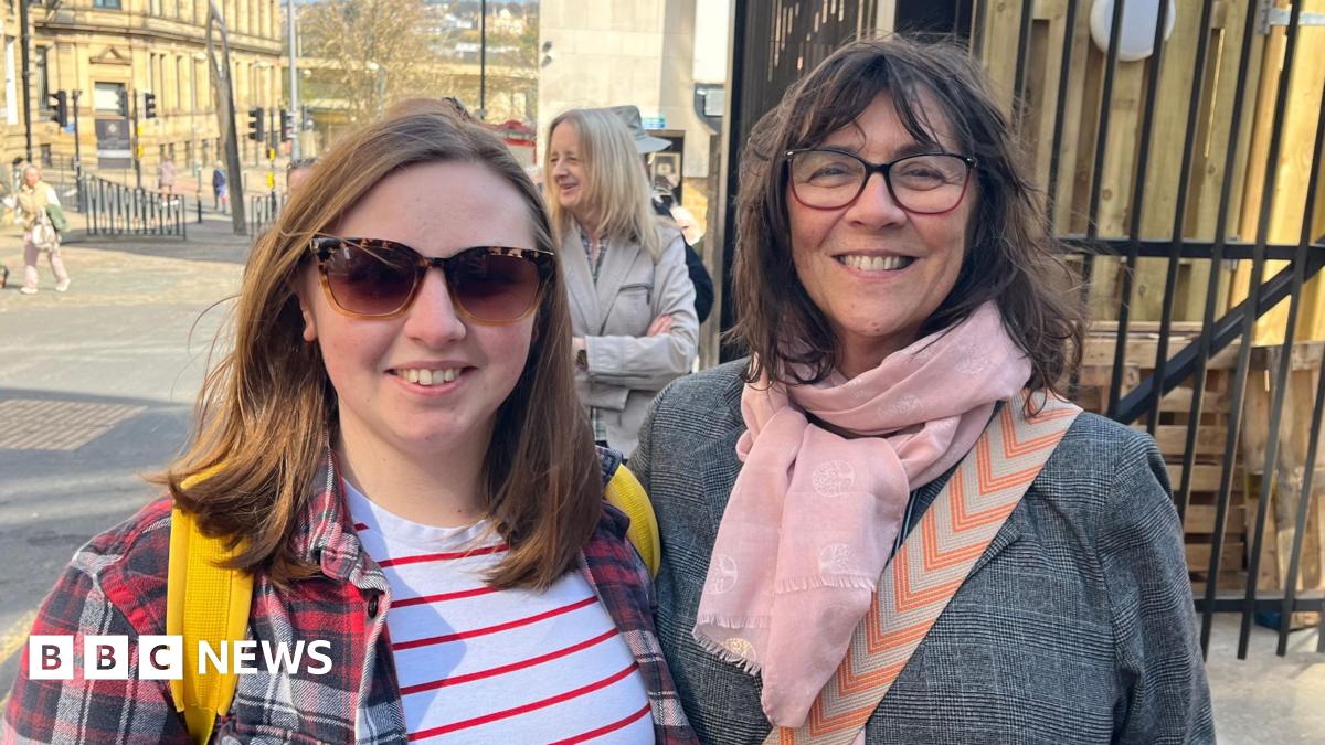 Bradford visitors queue around block to see TV portraits - BBC News