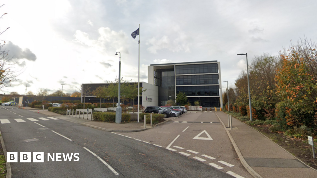 Kent: Police officer asked witness about sex drive, court hears - BBC News