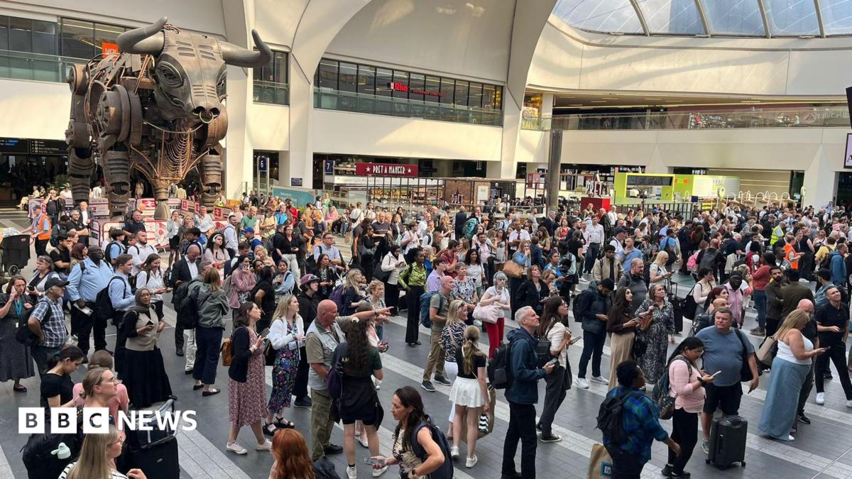 Further disruption at Birmingham New Street after wires damaged - BBC News