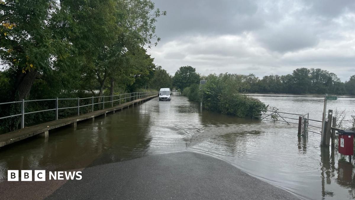 Villages near Bedford close bridges due to flooding - BBC News