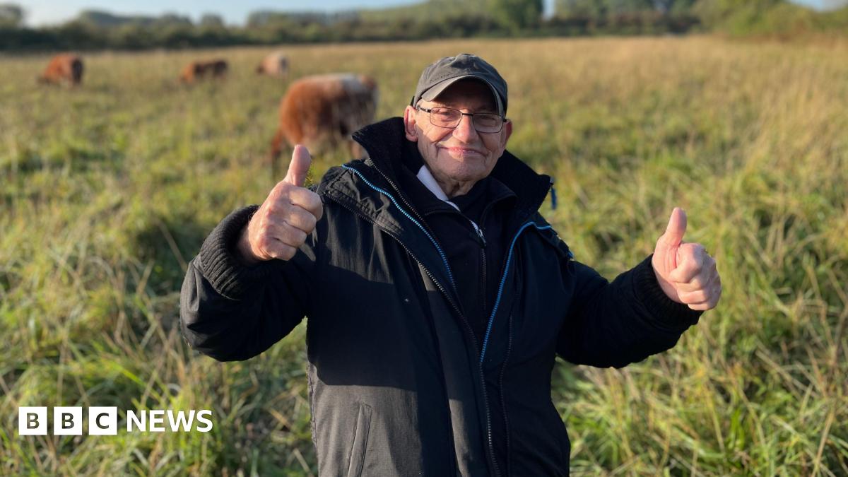 Make a Difference Awards: Wildlife lover honoured after death - BBC News