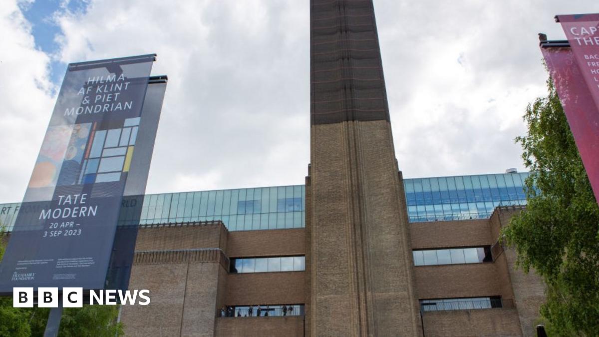 Tate Modern: Man dies after falling from London gallery - BBC News