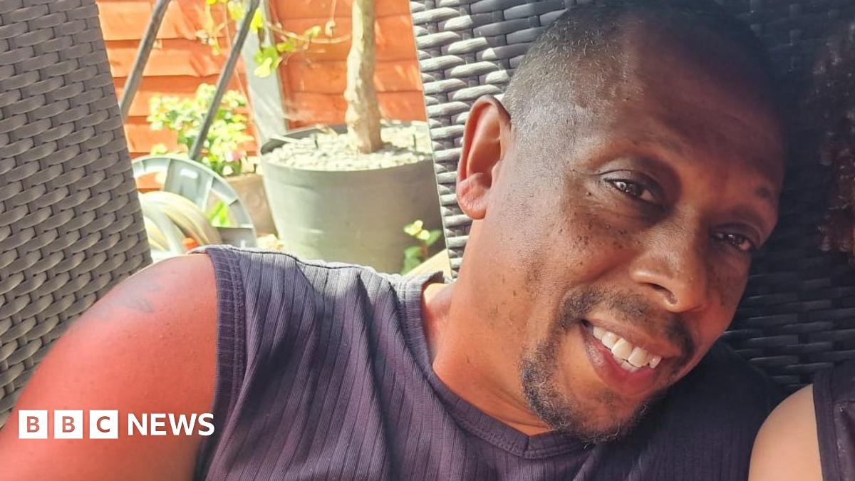 Robert Dyer: 'Time is ticking' to find missing man in Jamaica - BBC News