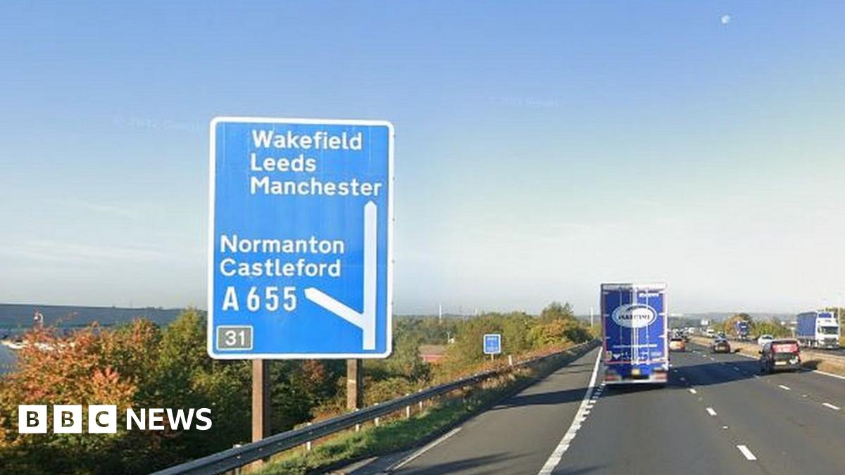 M62 reopened after day-long delays in West Yorkshire - BBC News