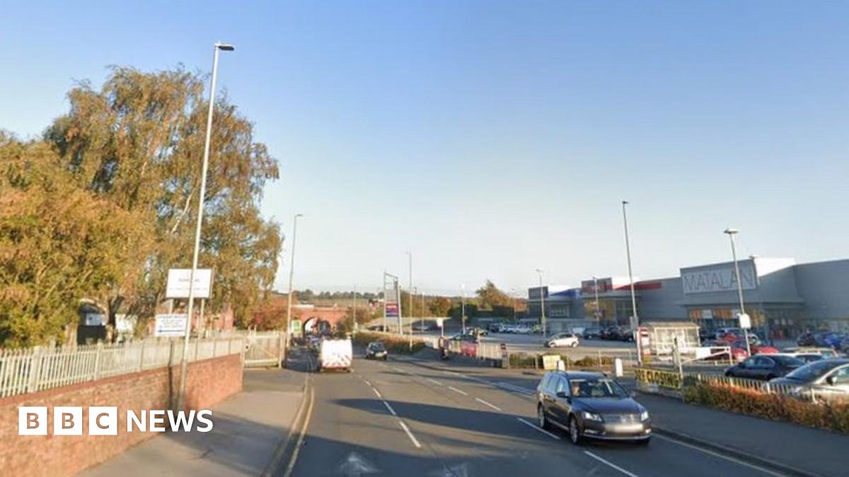 Cyclist dies in Grantham crash with HGV - BBC News