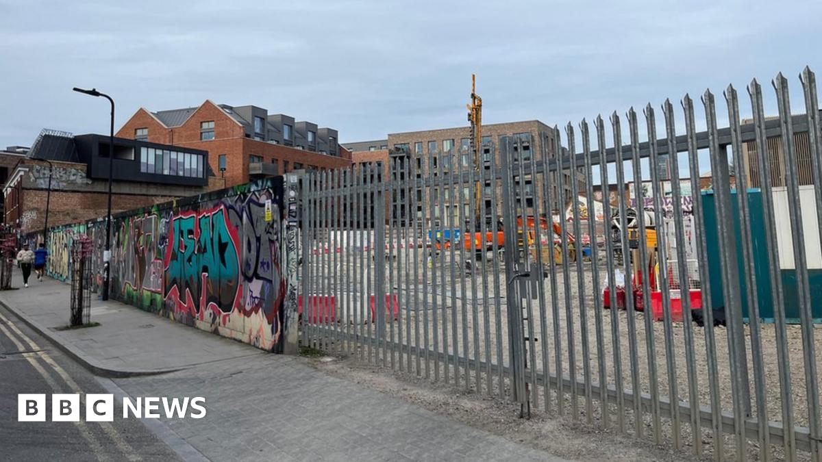 Hackney Wick: Investigation launched over building site smell - BBC News