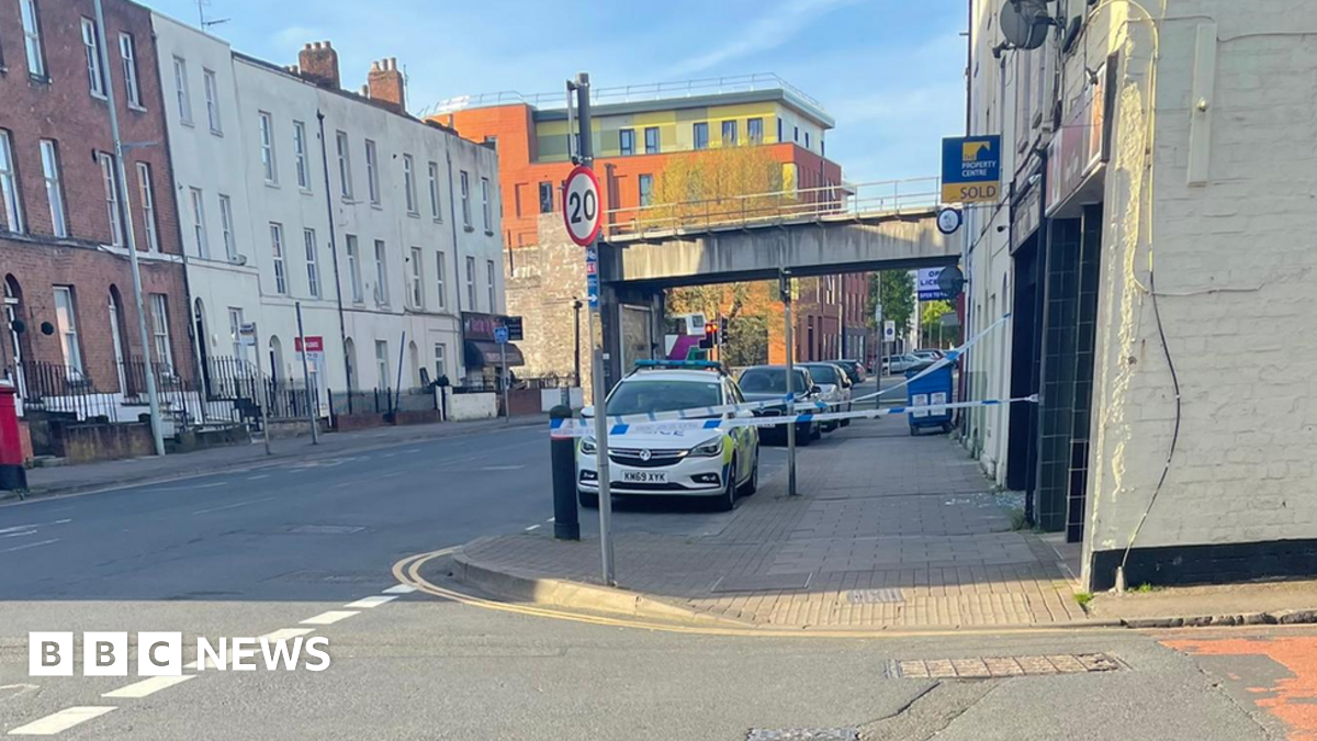 Gloucester: Four arrests after report of fighting with weapons - BBC News