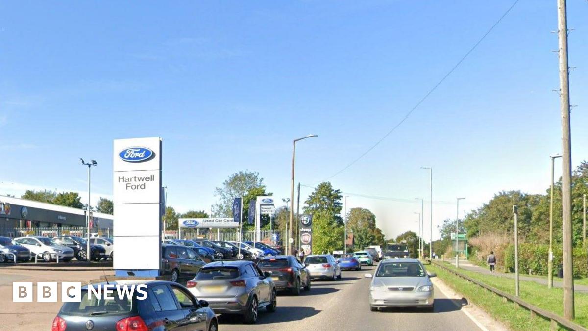 Hemel Hempstead crash: Man questioned after pedestrian dies - BBC News