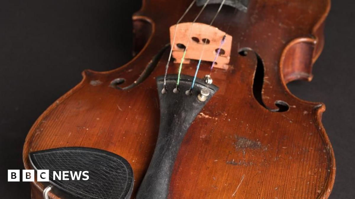 Cambridge composer verifies Albert Einstein’s violin after play - BBC News