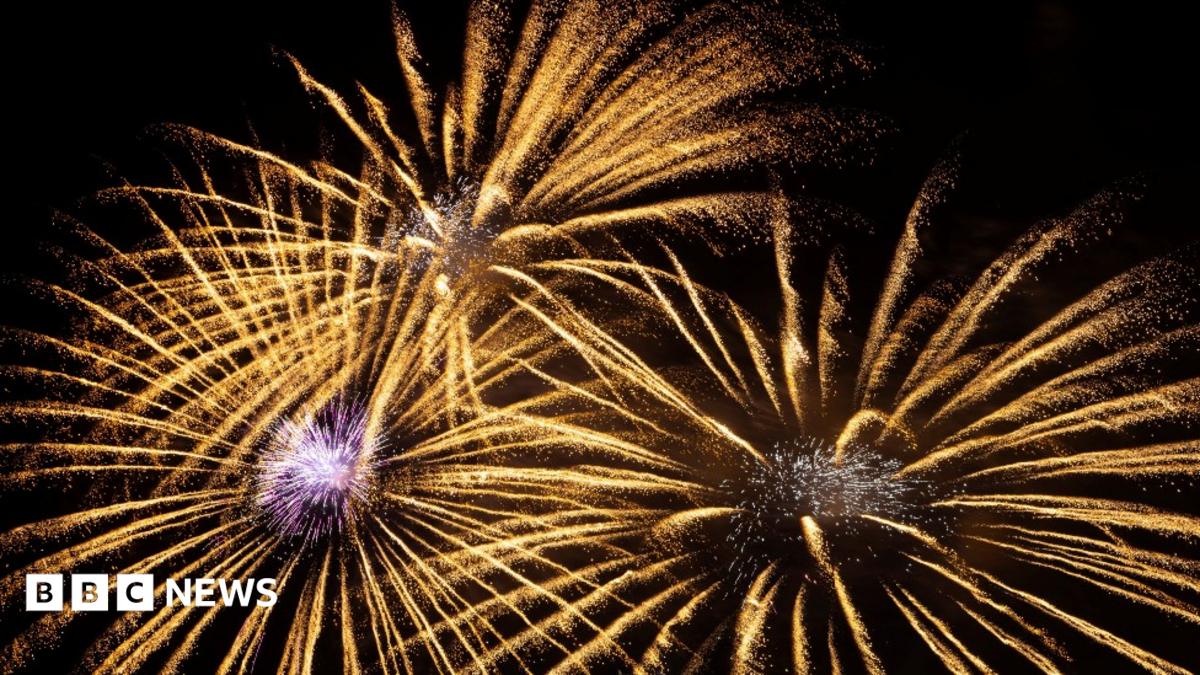 Coalville: Festive fireworks cancelled over noise concerns - BBC News