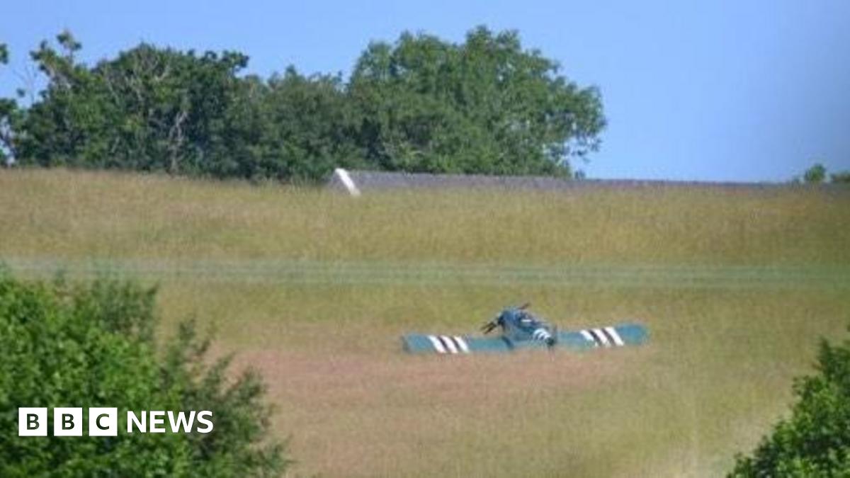 Elderly man dies after light aircraft crash at Nayland Airfield - BBC News
