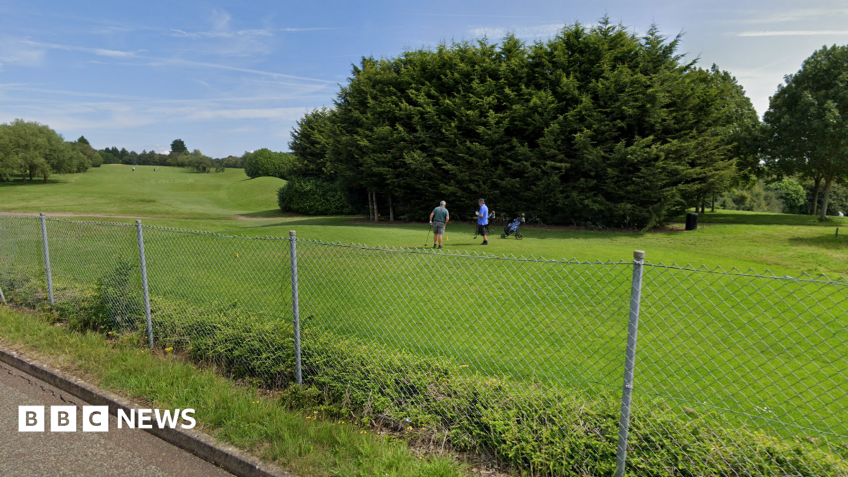 Thousands sign petition to save Enderby golf course - BBC News