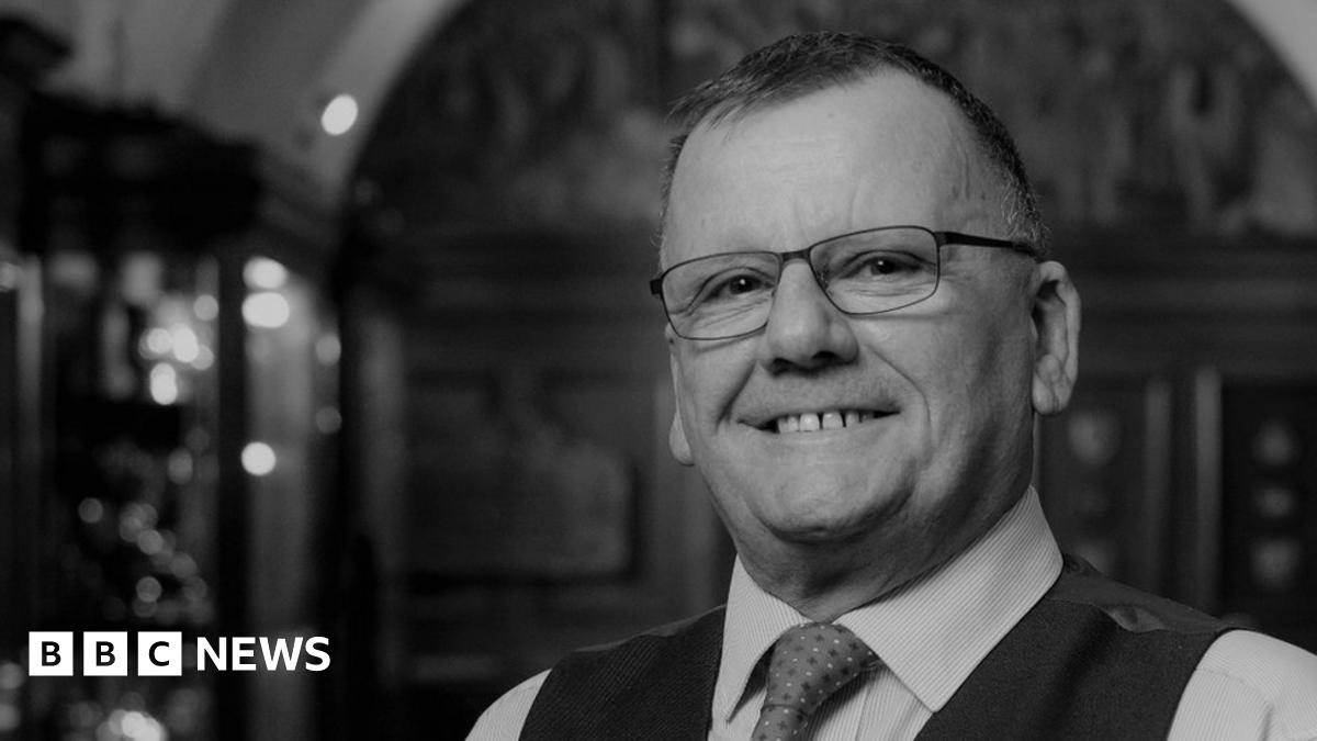 Mark Jones: Tributes to Hull council director who led city's ...