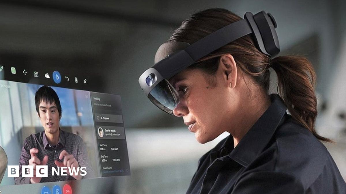 Microsoft HoloLens 2 augmented reality headset unveiled - BBC News