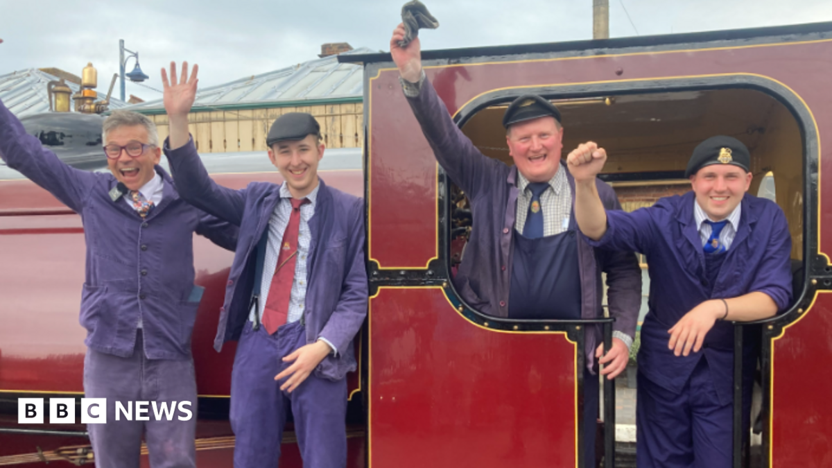 Steam locomotive starts new journey in Sheringham - BBC News