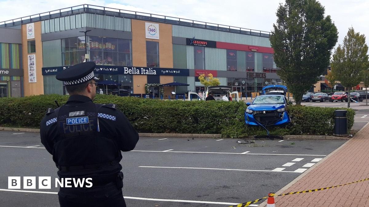 Basildon: Man arrested after car driven at group of people - BBC News