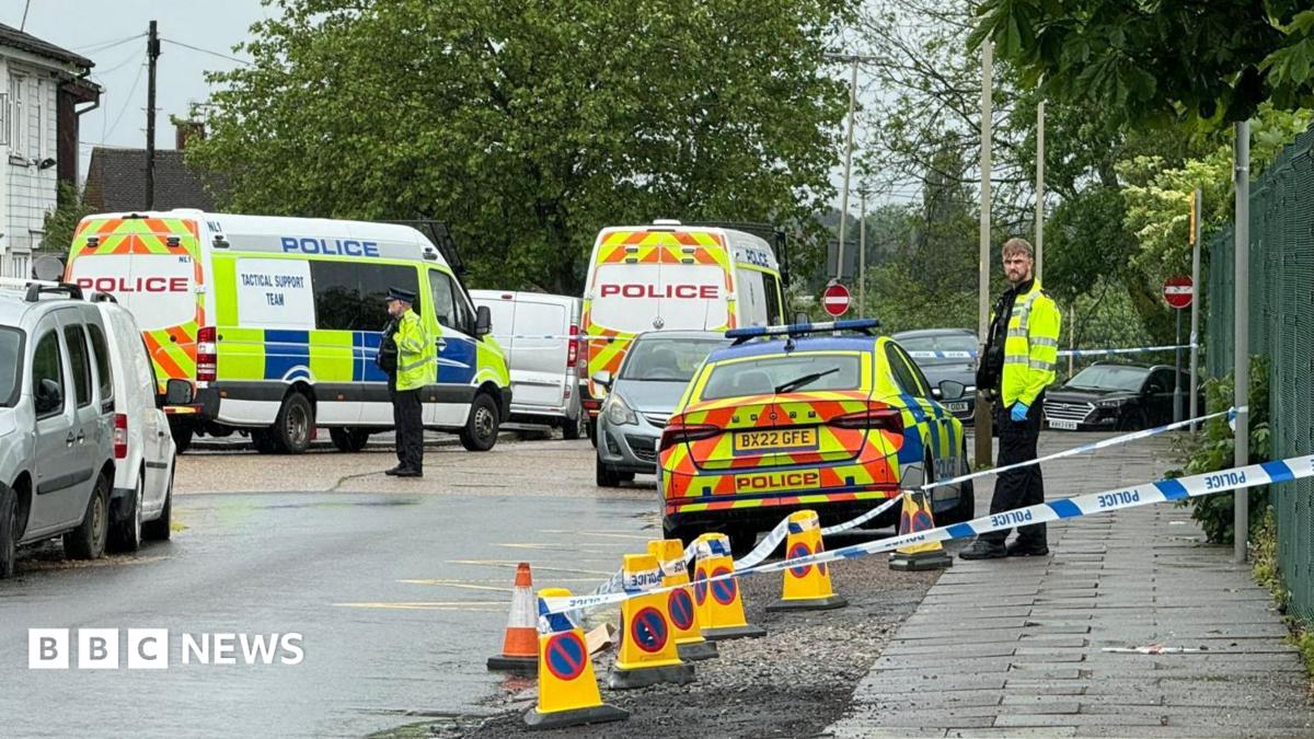 Leicester: Two charged with murder after man dies in stabbing - BBC News
