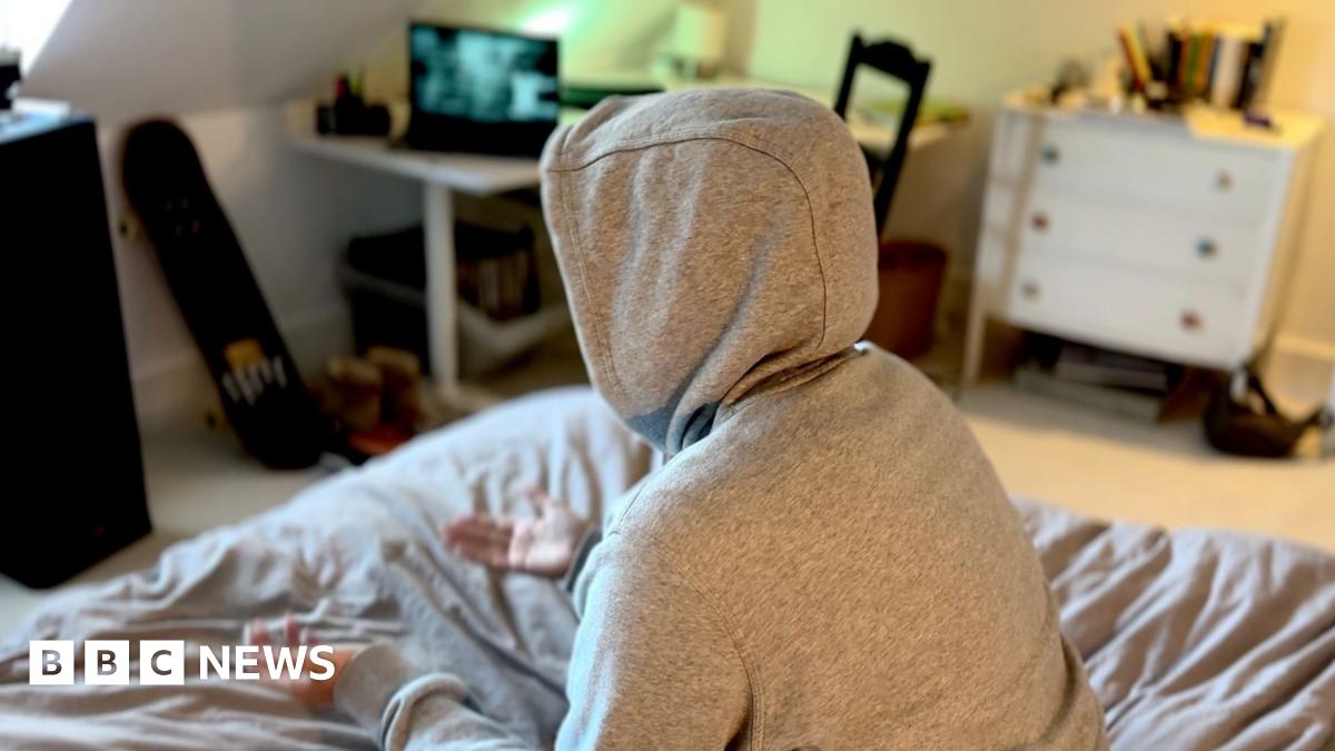 'I used AI to cheat at uni and regret it' - BBC News