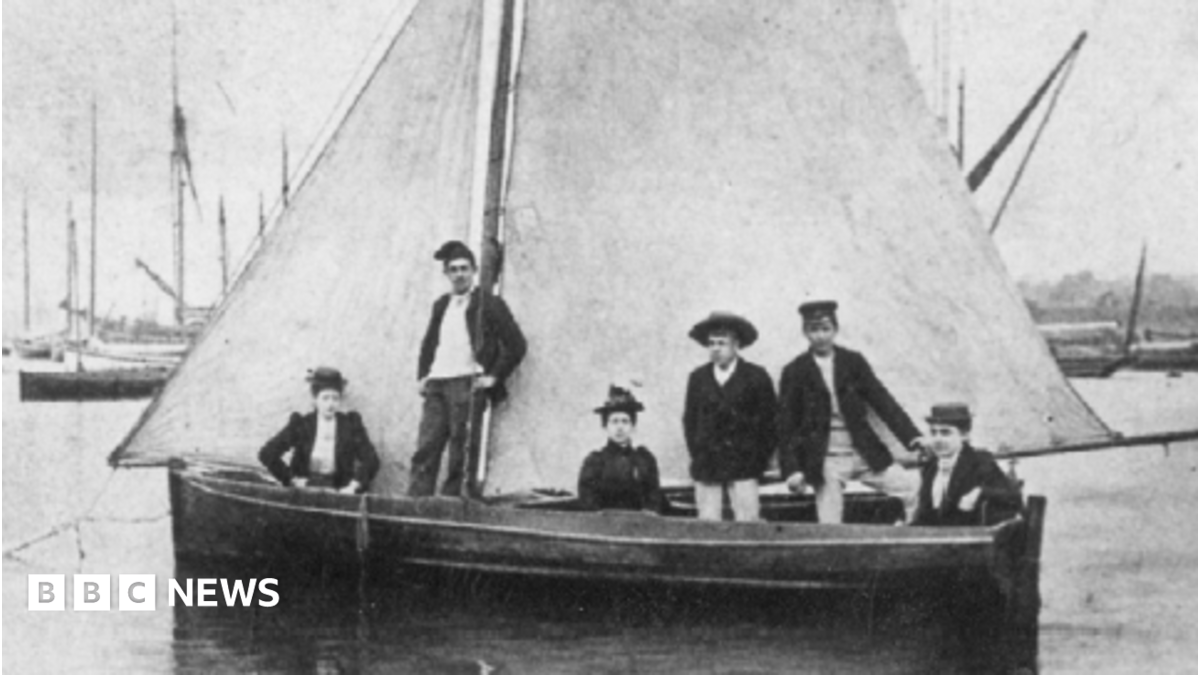 Ipswich maritime postcards go on show in Suffolk archives - BBC News