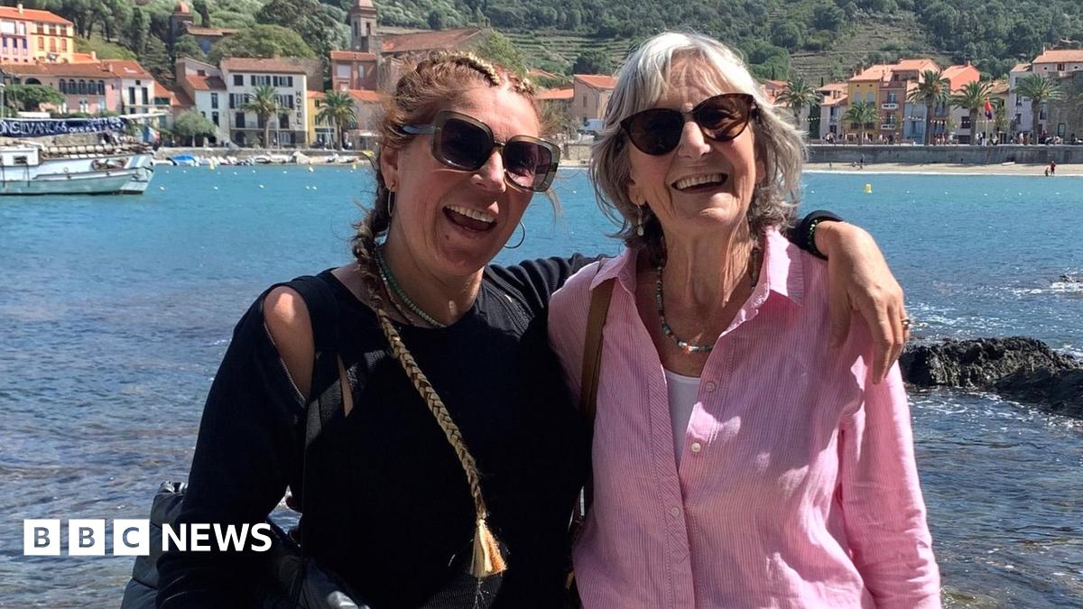 Woman diagnosed with bowel cancer days after her mum - BBC News