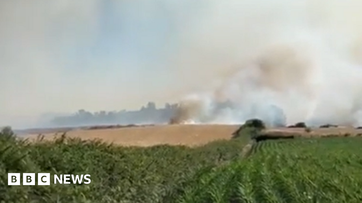 Homes evacuated as fire breaks out in Marlbrook field - BBC News