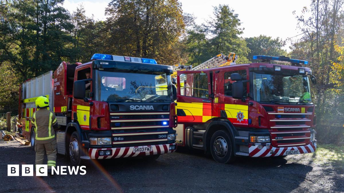 Swanscombe: Lightning strike causes fire in apartment roof - BBC News
