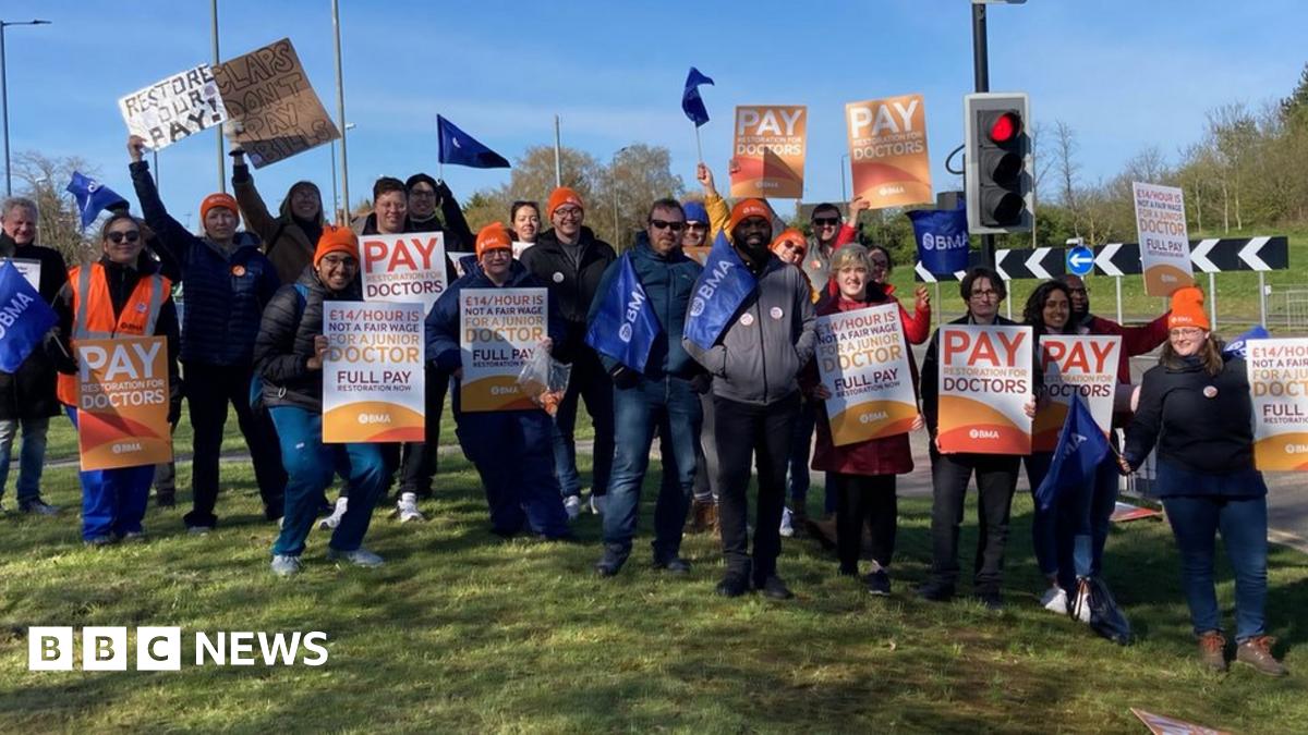 Junior doctors strike: East Midlands medics join four-day walk-out - BBC News