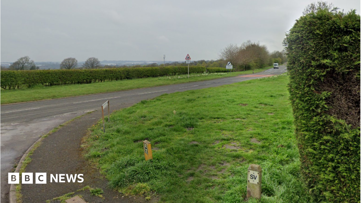 Selston: Multiple weapons seized as wanted man detained - BBC News