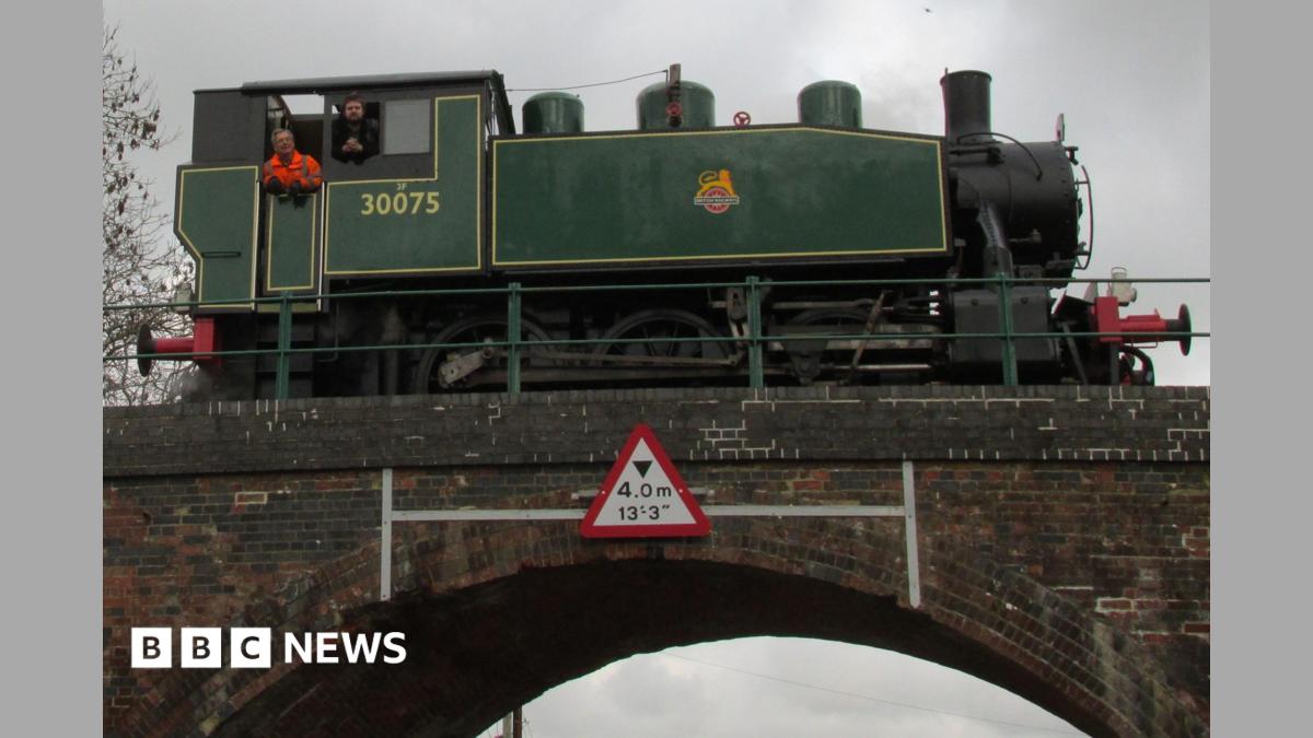 Railway in talks over new line extension at Shillingstone - BBC News