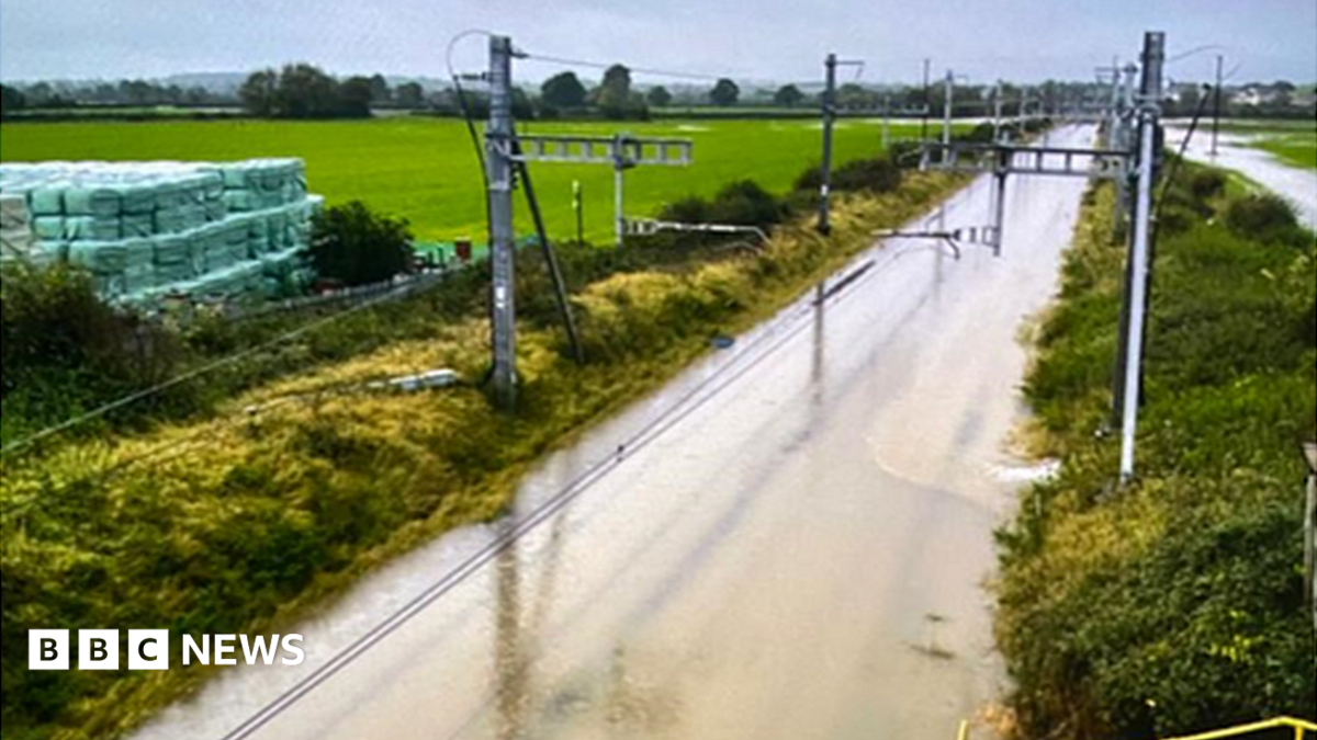 Swindon railway lines reopen after flooding disruption - BBC News