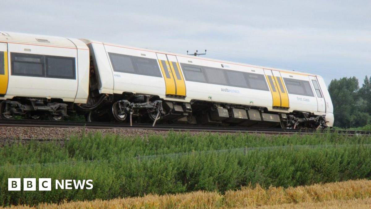 Kent rail line closed by cows-on-line derailment reopens - BBC News
