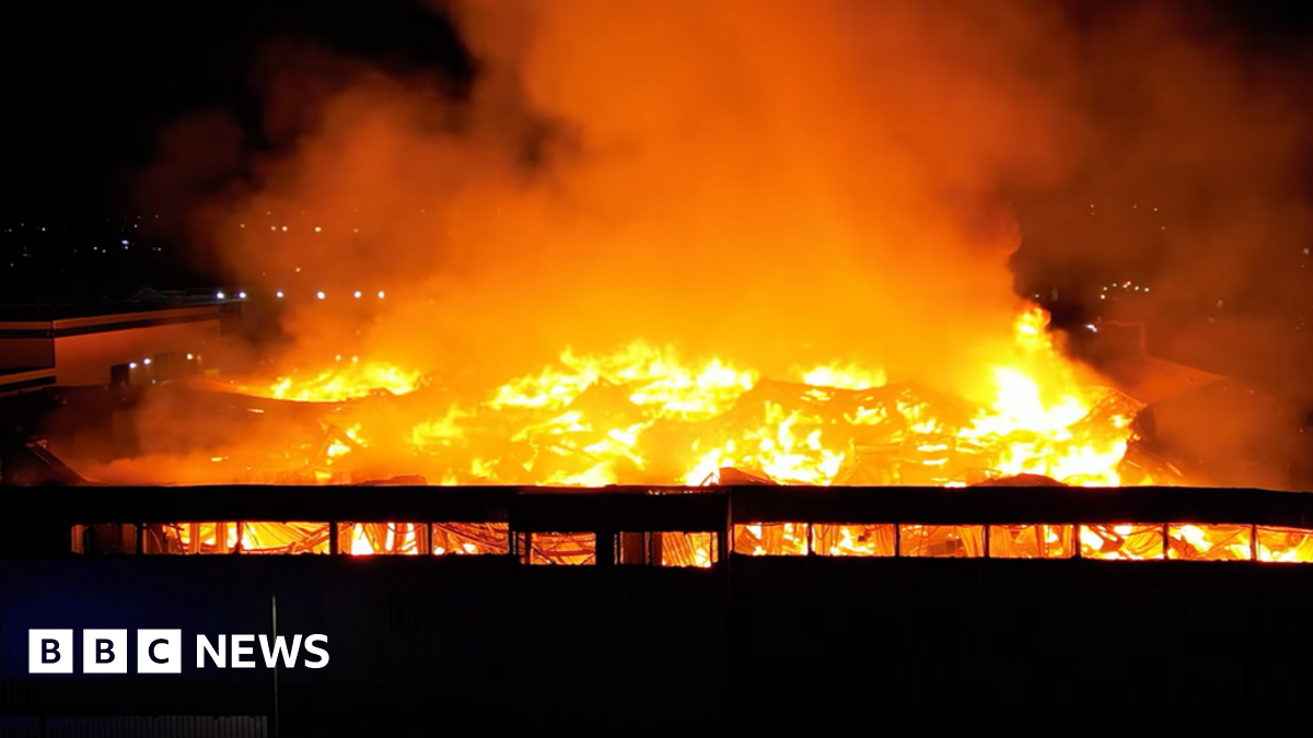 Bridgend fire aftermath still affecting local businesses - BBC News
