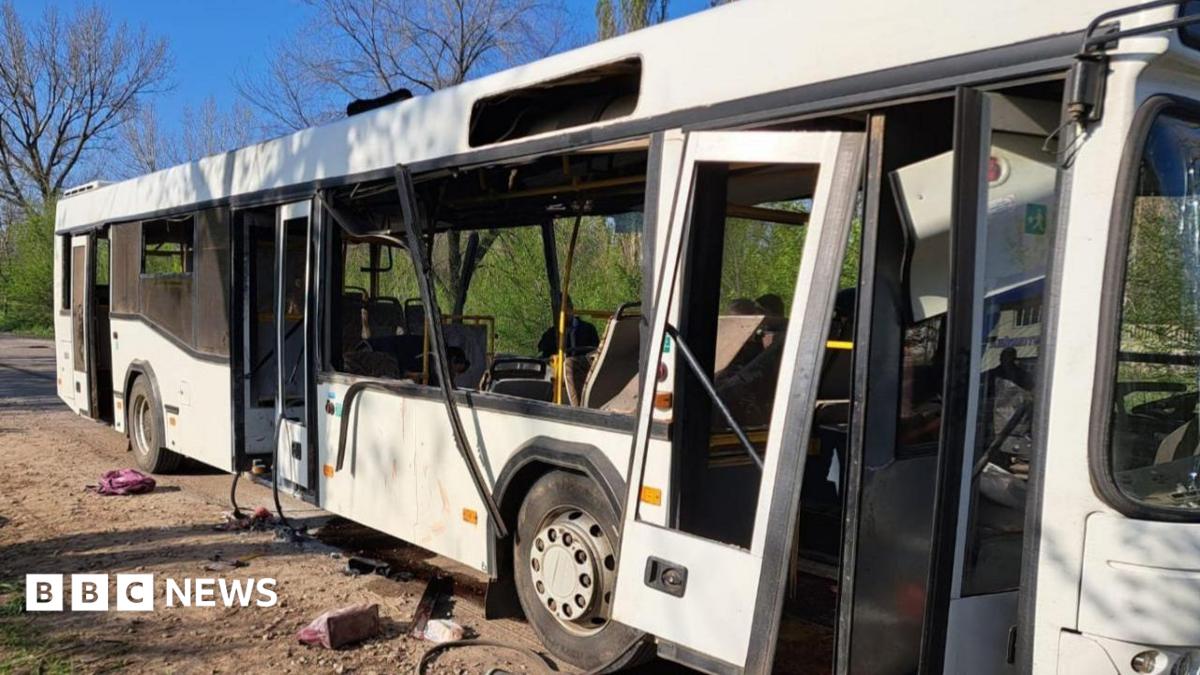 Nine killed in Russian attack on bus in Ukraine - BBC News