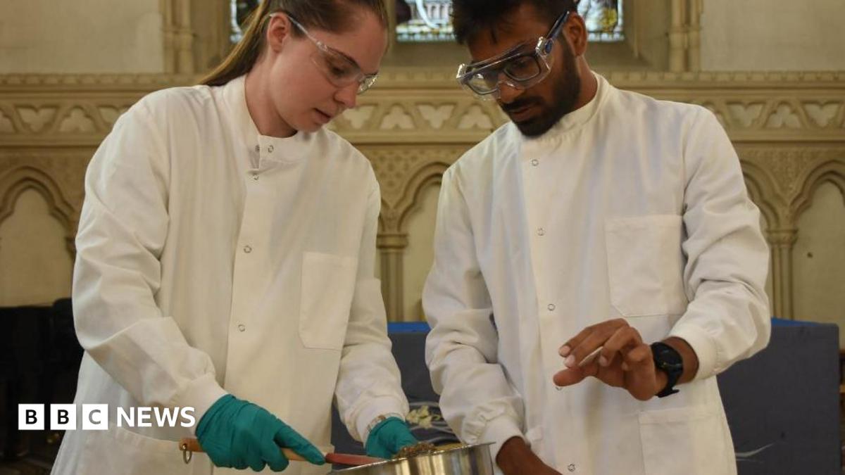 Cambridge scientists concoct incense from 10th Century recipe - BBC News