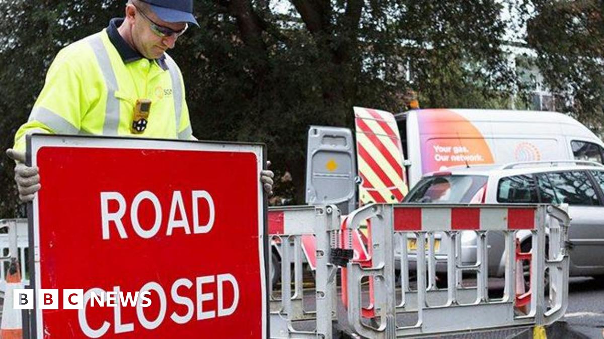 Road closures as Ashley Heath gas pipe upgrade gets under way - BBC News