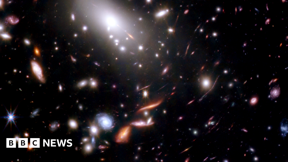 Firefly Sparkle: 'Christmas' galaxy reveals how Universe formed - BBC News