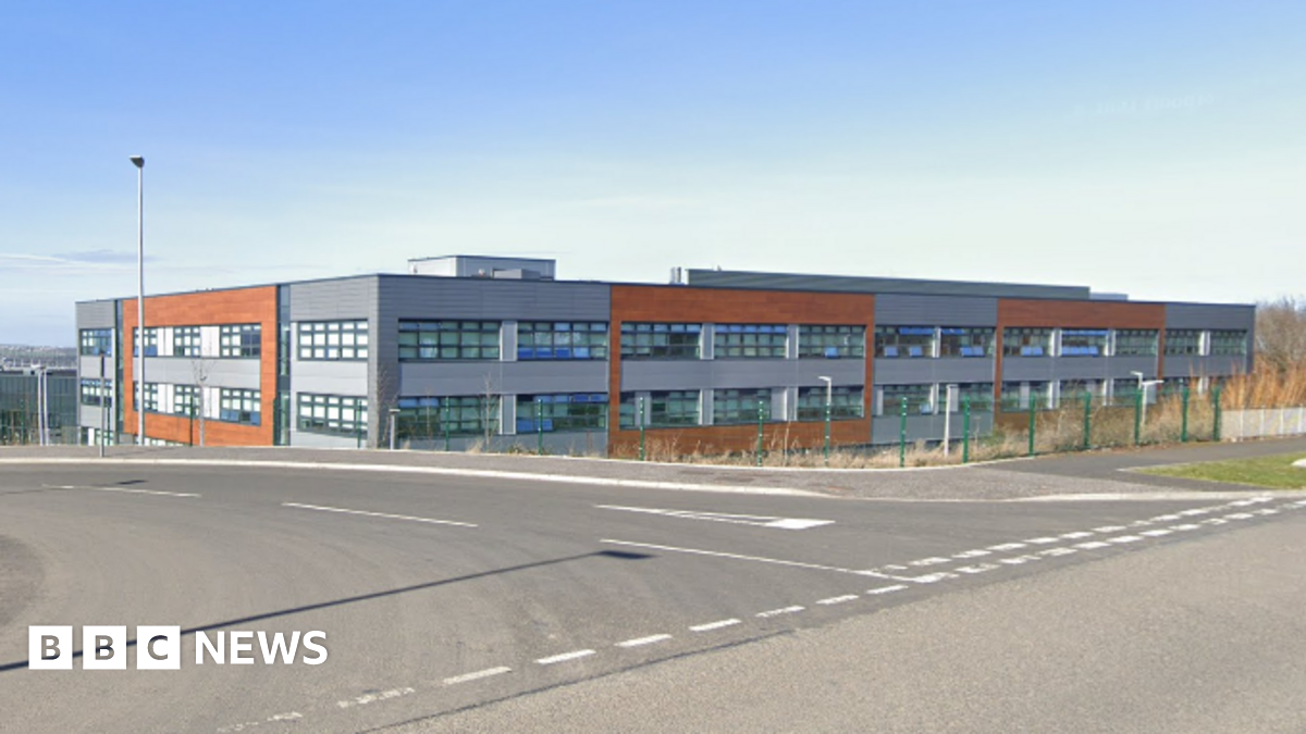 Boy charged over alleged Dalkeith school police officer assault - BBC News