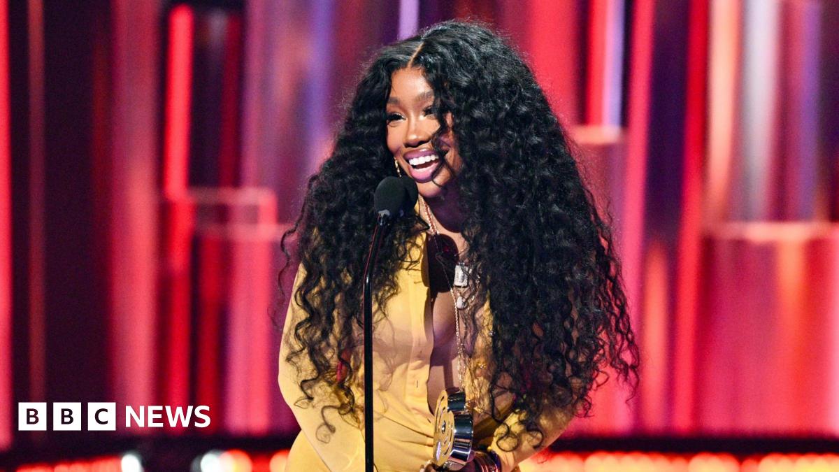 Glastonbury: Seven things to know about SZA - BBC News