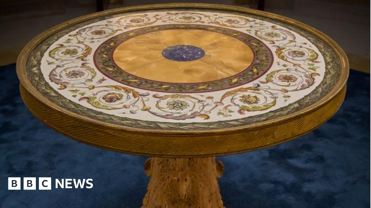 Hundreds of antiques sold from New Forest's Exbury House - BBC News