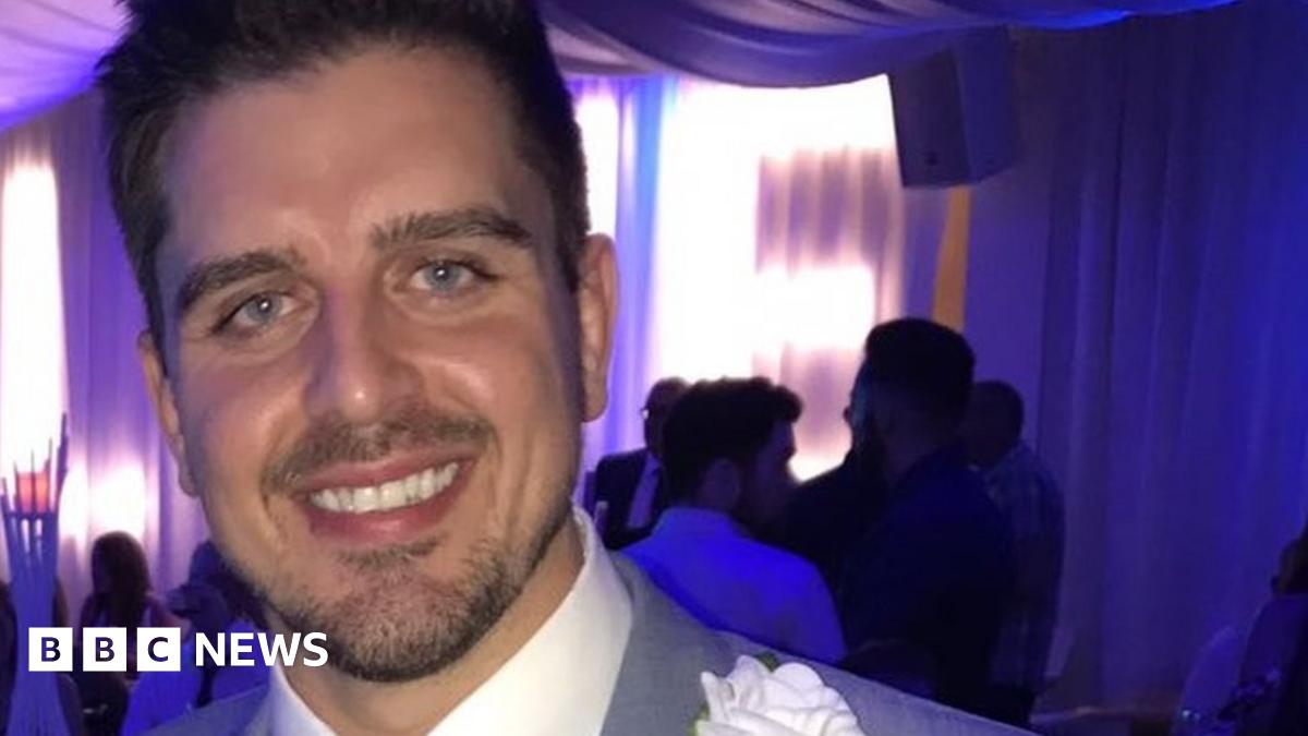 Two cleared over Liverpool Maya bar death - BBC News