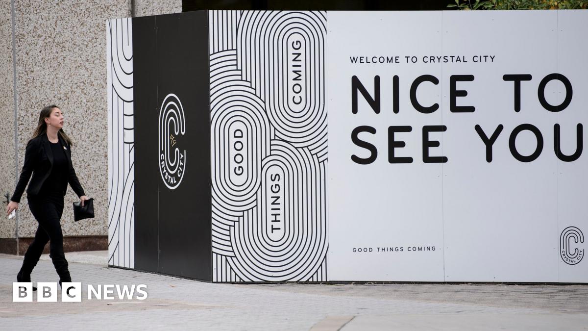 Amazon names locations for new US HQs - BBC News