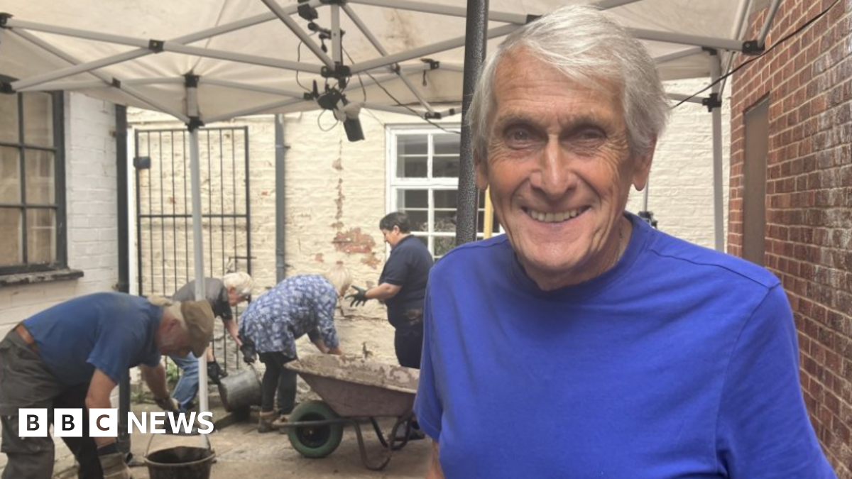 Archaeologists find hundreds of artefacts in Grimsby town centre - BBC News