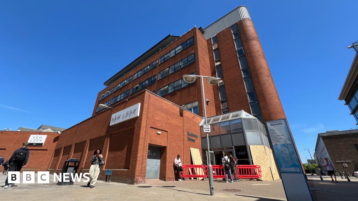 Harlow fire-risk flats were evacuated after owner's 'inaction' - BBC News