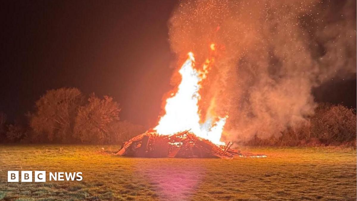 Police inquiry after Sileby bonfire lit too early - BBC News