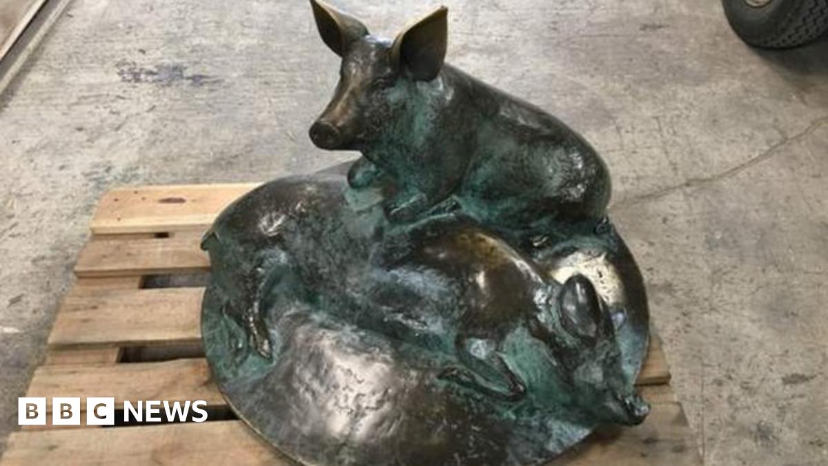 Bronze pigs return to Calne town centre - BBC News