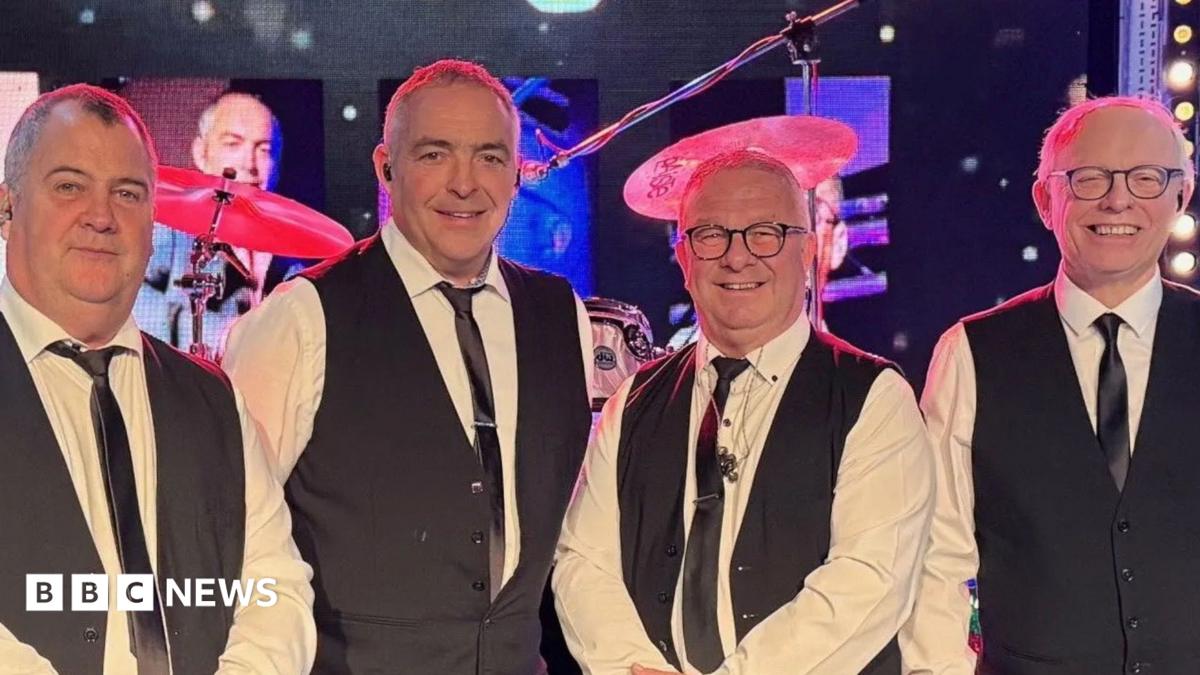'Our final Pontins gig before Sizewell C takeover was emotional' - BBC News