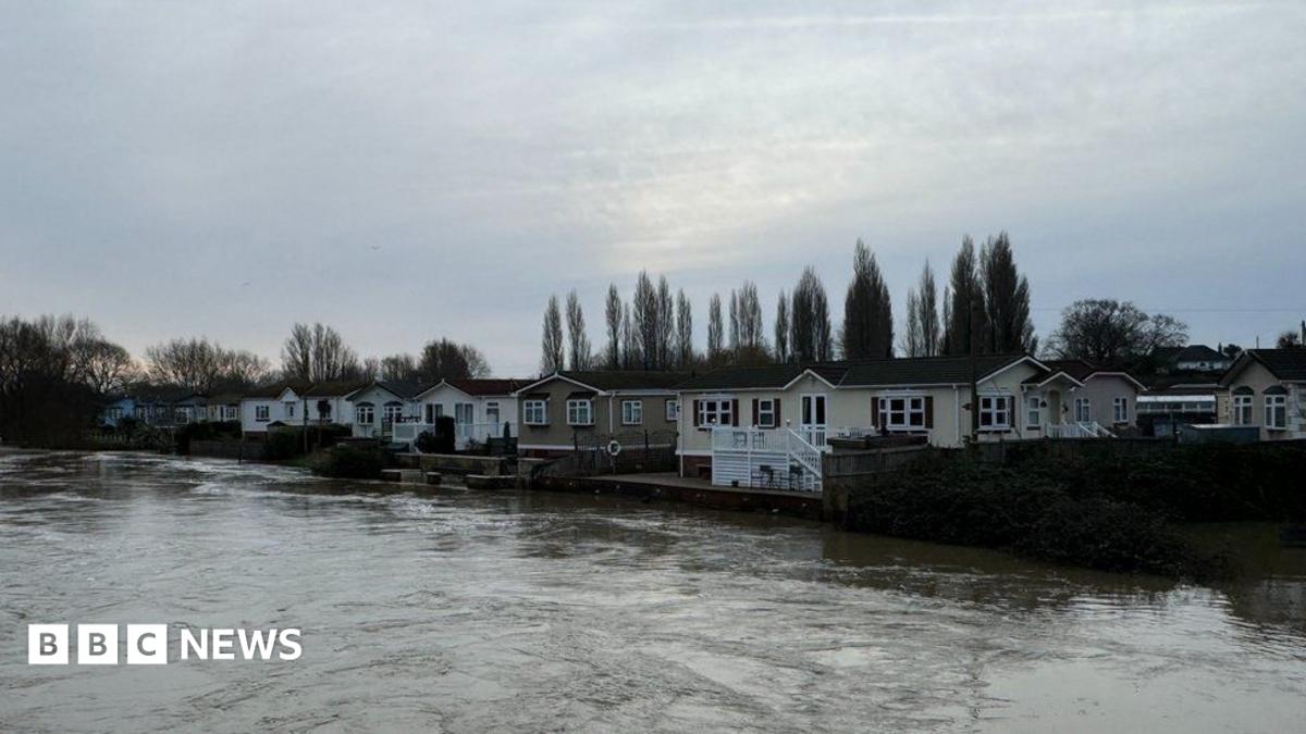 Flood-risk Iford Park home residents return after scare - BBC News